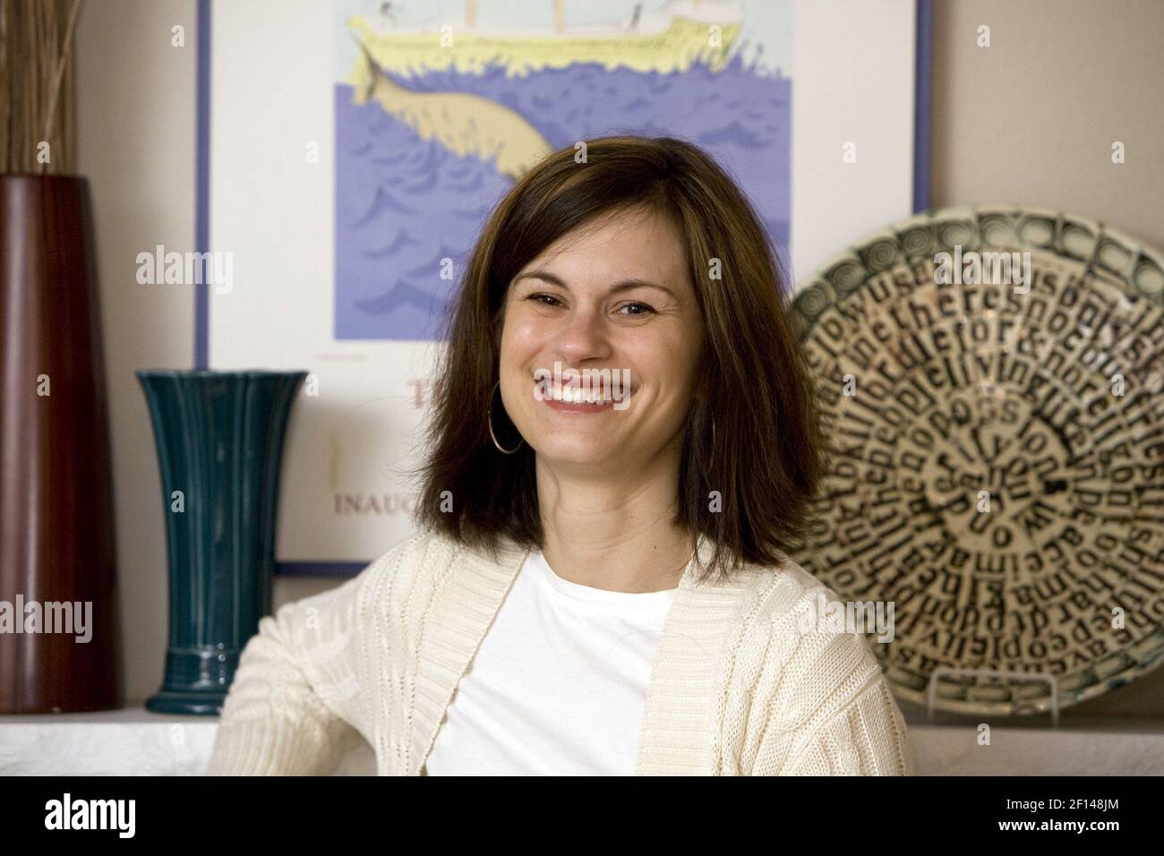 Amy Bruer had a "15-minute makeover" of her fireplace and bookshelves ...