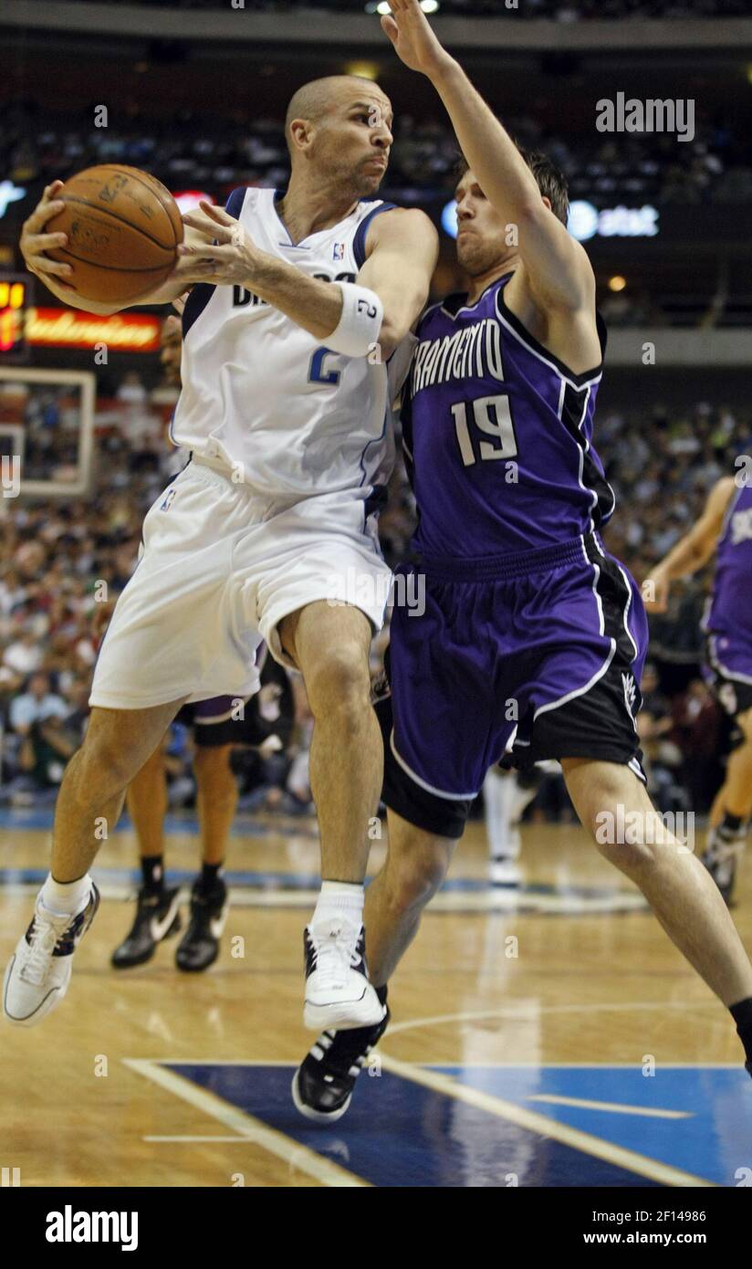 Dallas Mavericks Jason Kidd drives the lane against Sacramento Kings ...