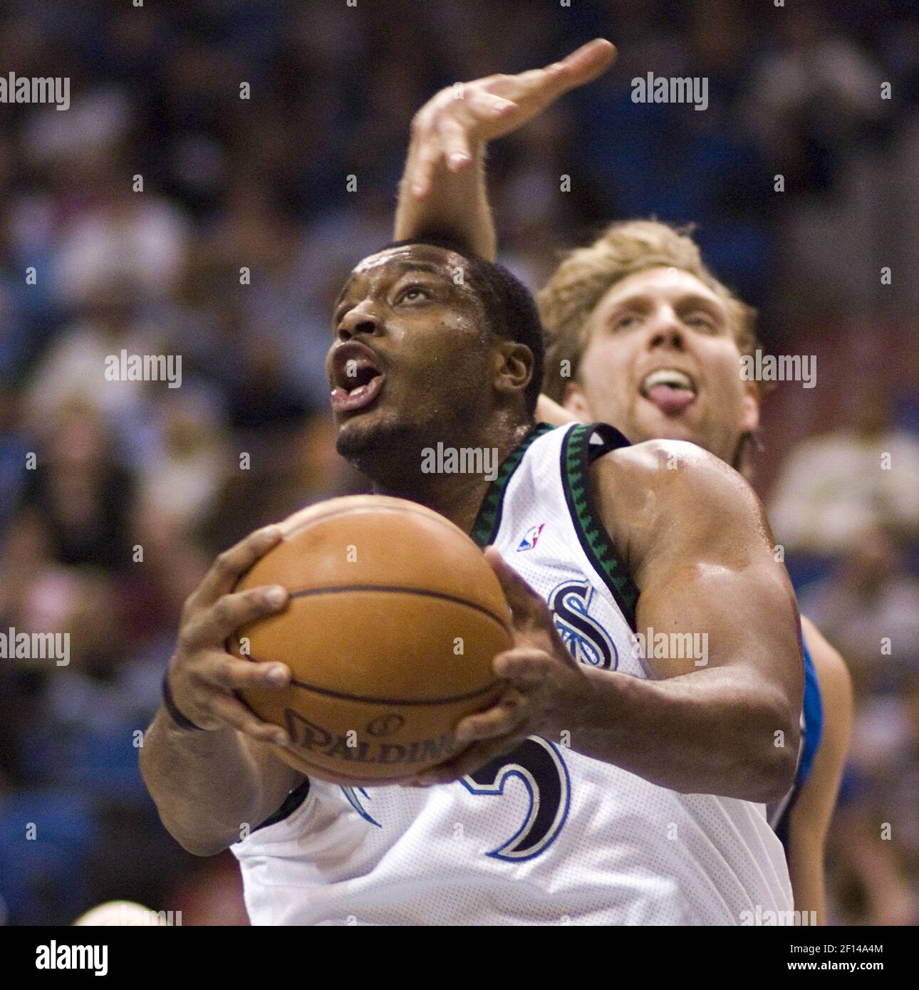 Minnesota Timberwolves Craig Smith (5) drives past Dallas Mavericks ...