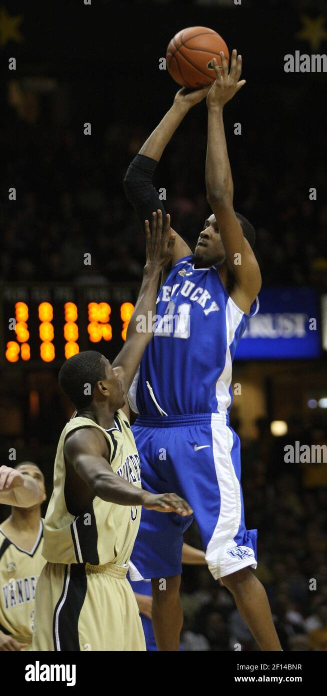 Kentucky's Perry Stevenson failed to get off a shot in time over ...
