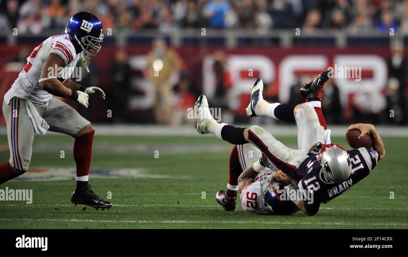 Michael Strahan sacks Tom Brady in the 4th quarter of the superbowl ...
