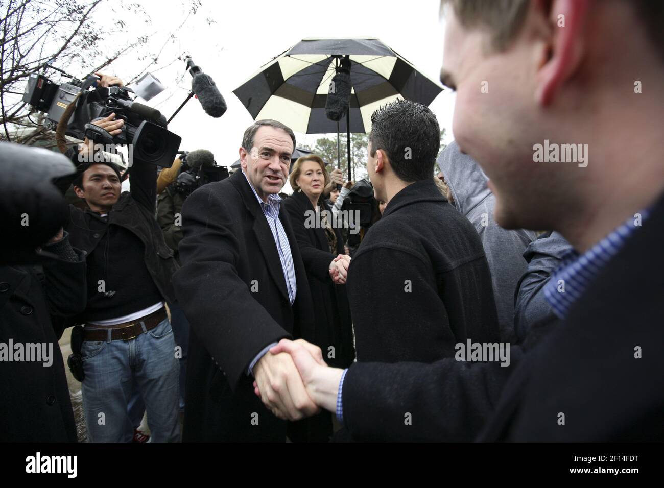 Mike Huckabee and his wife, Janet, visit with voters and supporters in ...