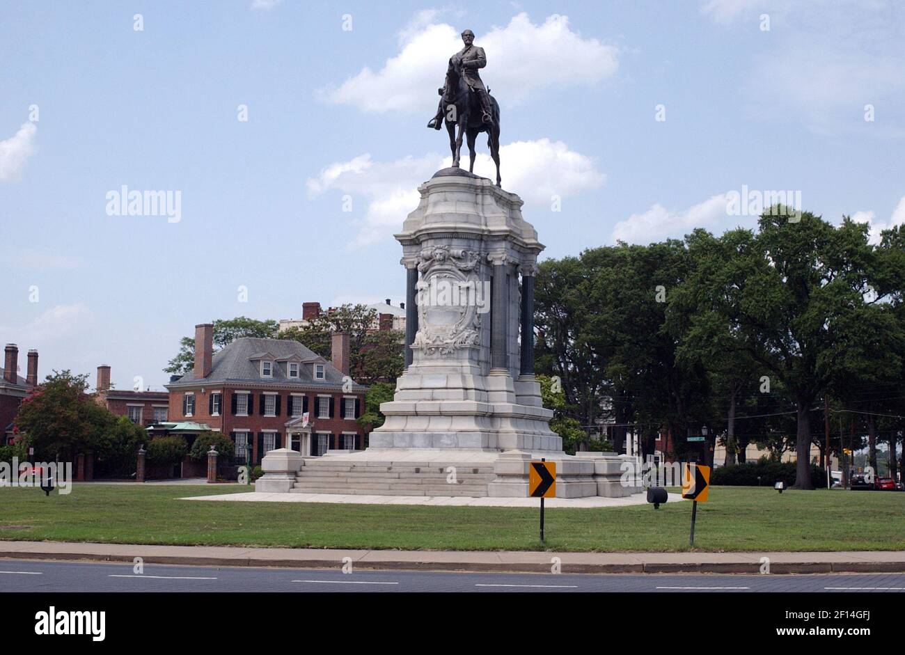 The Gen. Robert E. Lee Monument is located on Monument Avenue in ...