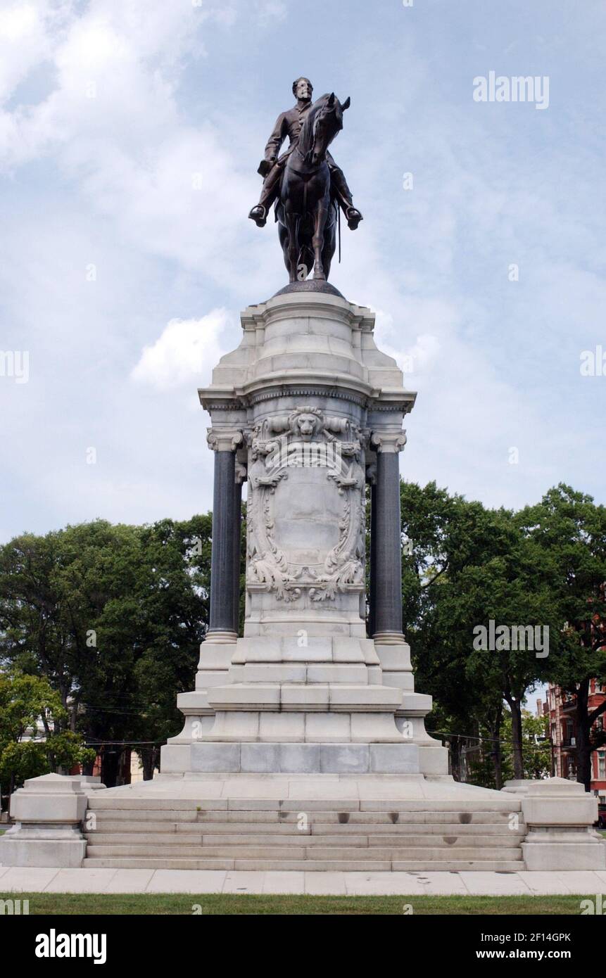 The Gen. Robert E. Lee Monument is located on Monument Avenue in ...