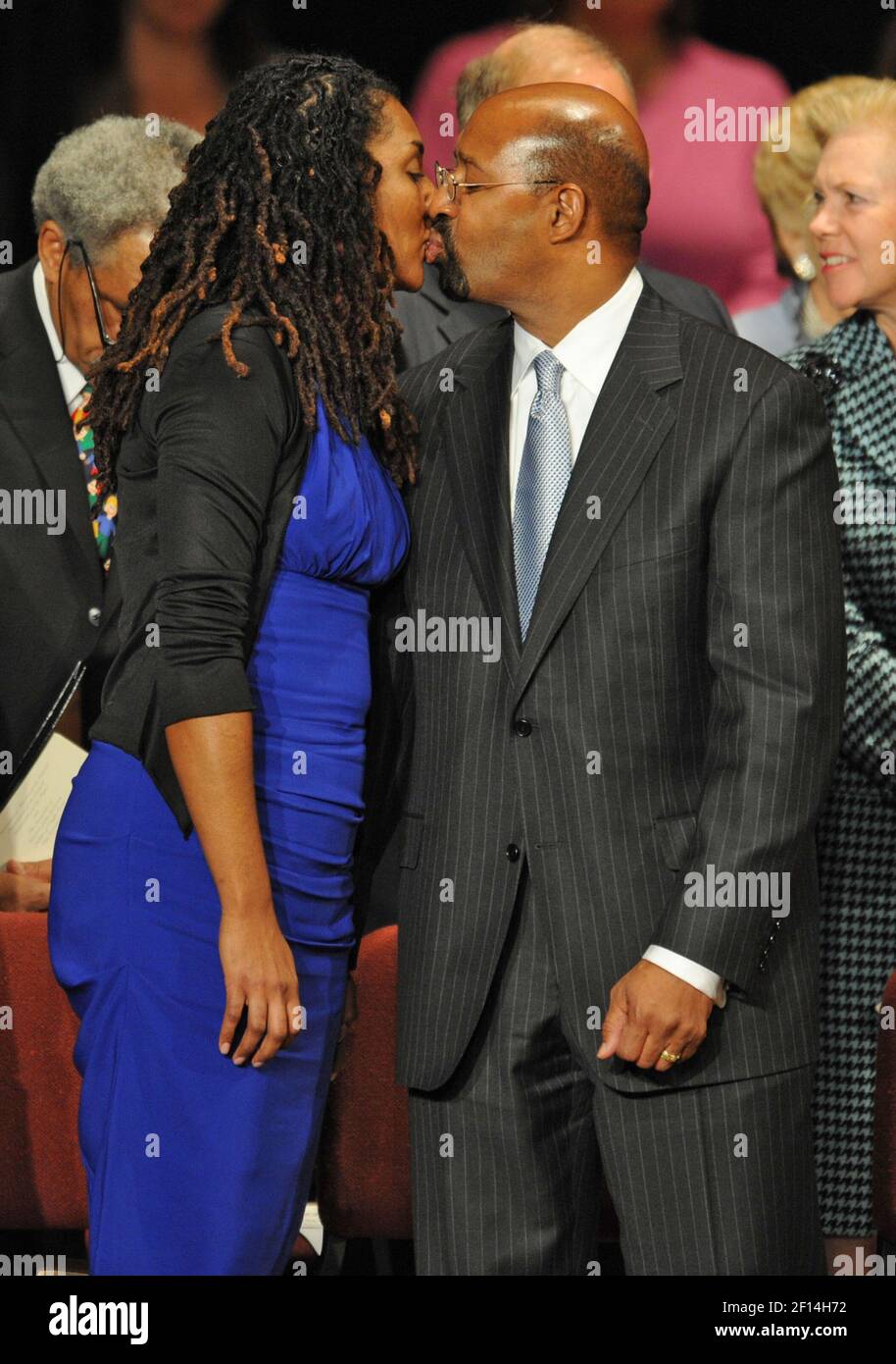 Mayor-elect Michael Nutter, right, gets a kiss from his wife Lisa prior ...
