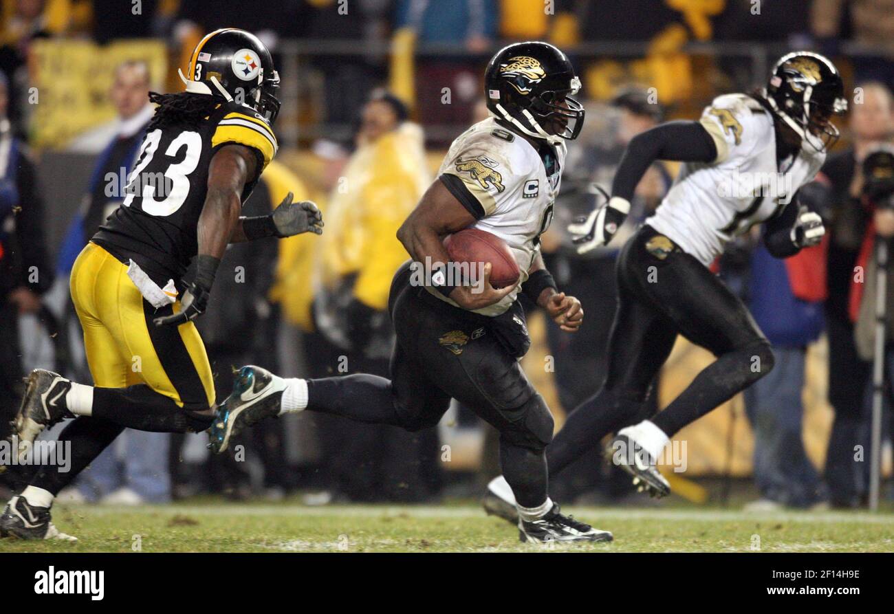 Jacksonville Jaguars quarterback David Garrard (9) eludes the tackle of ...