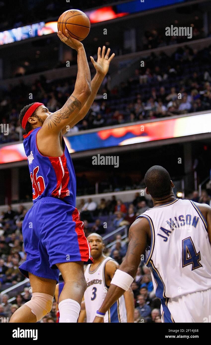Detroit Pistons Rasheed Wallace (36) scores in front of Washington ...