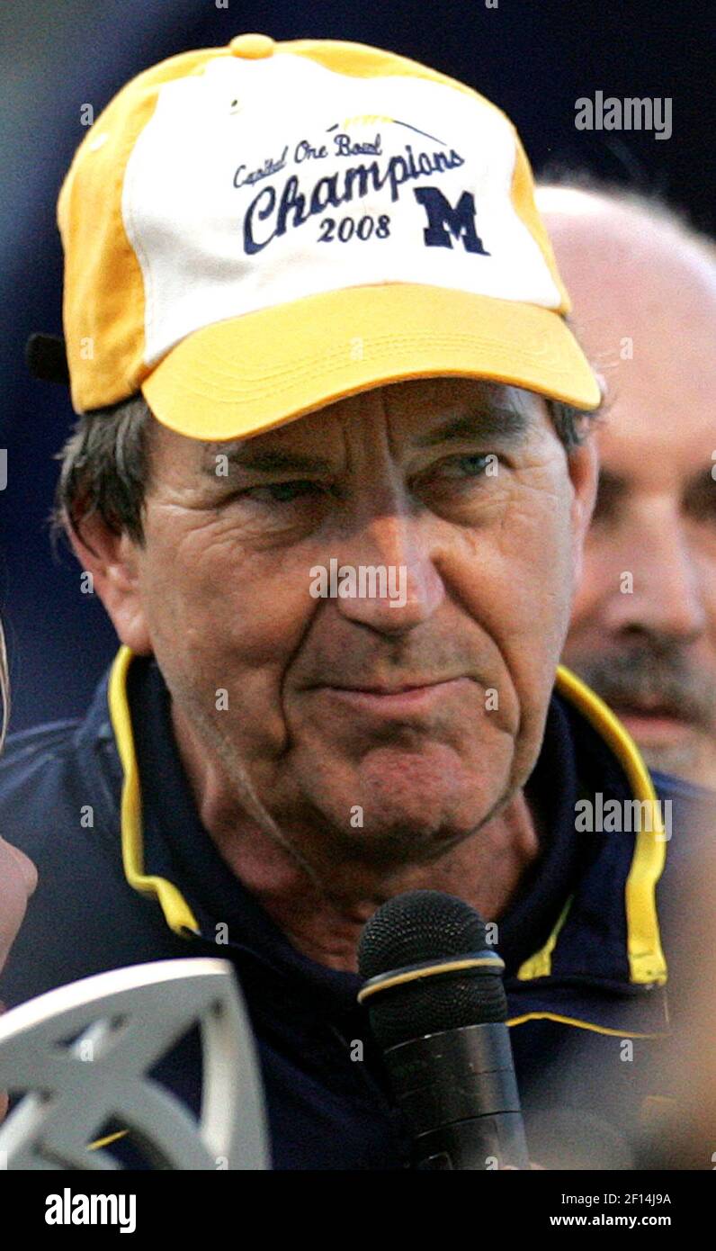 Michigan head coach Lloyd Carr ends his coaching career with a 41-35 ...