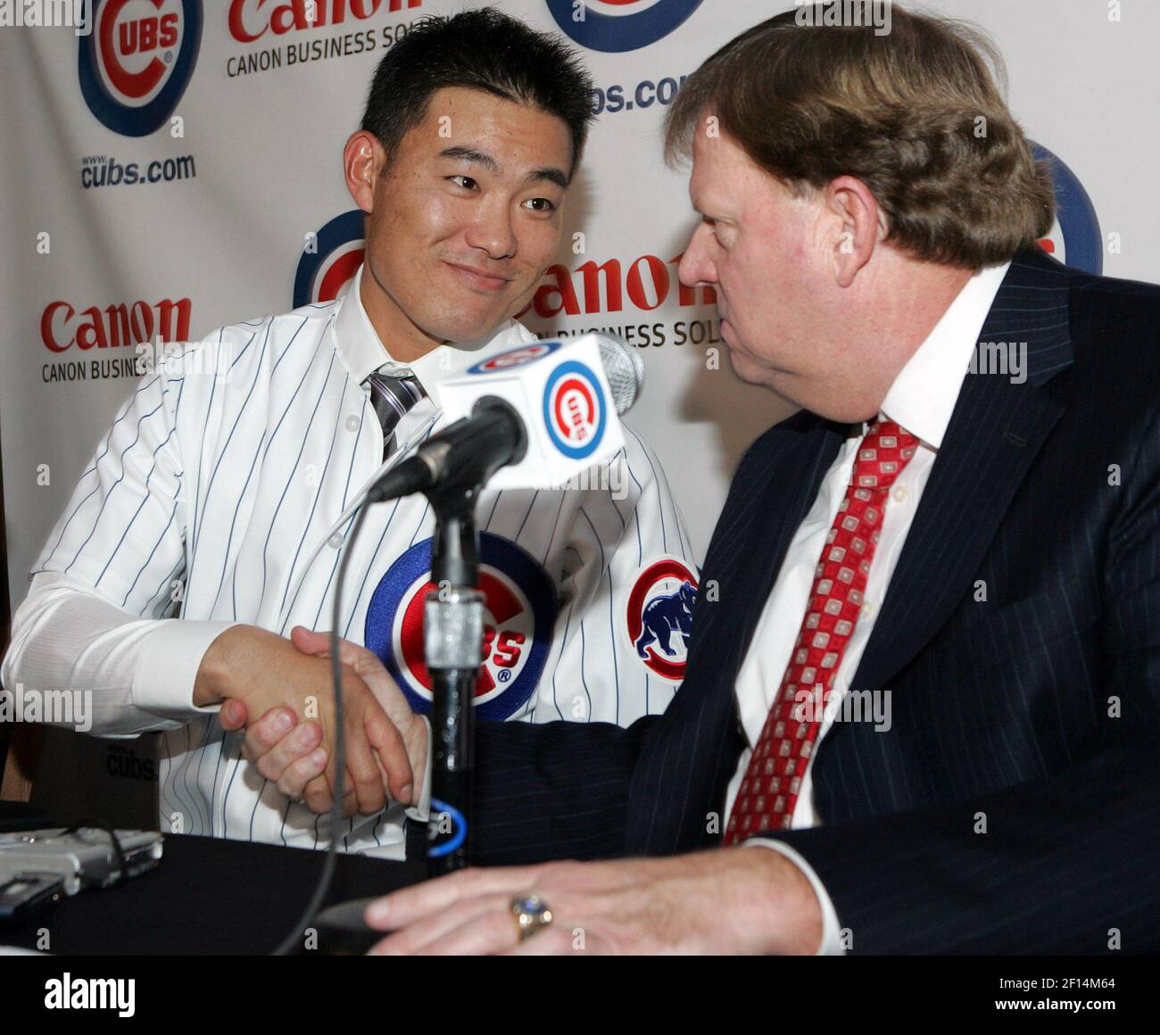 Chicago Cubs General Manager Jim Hendry (right) shakes hands with ...
