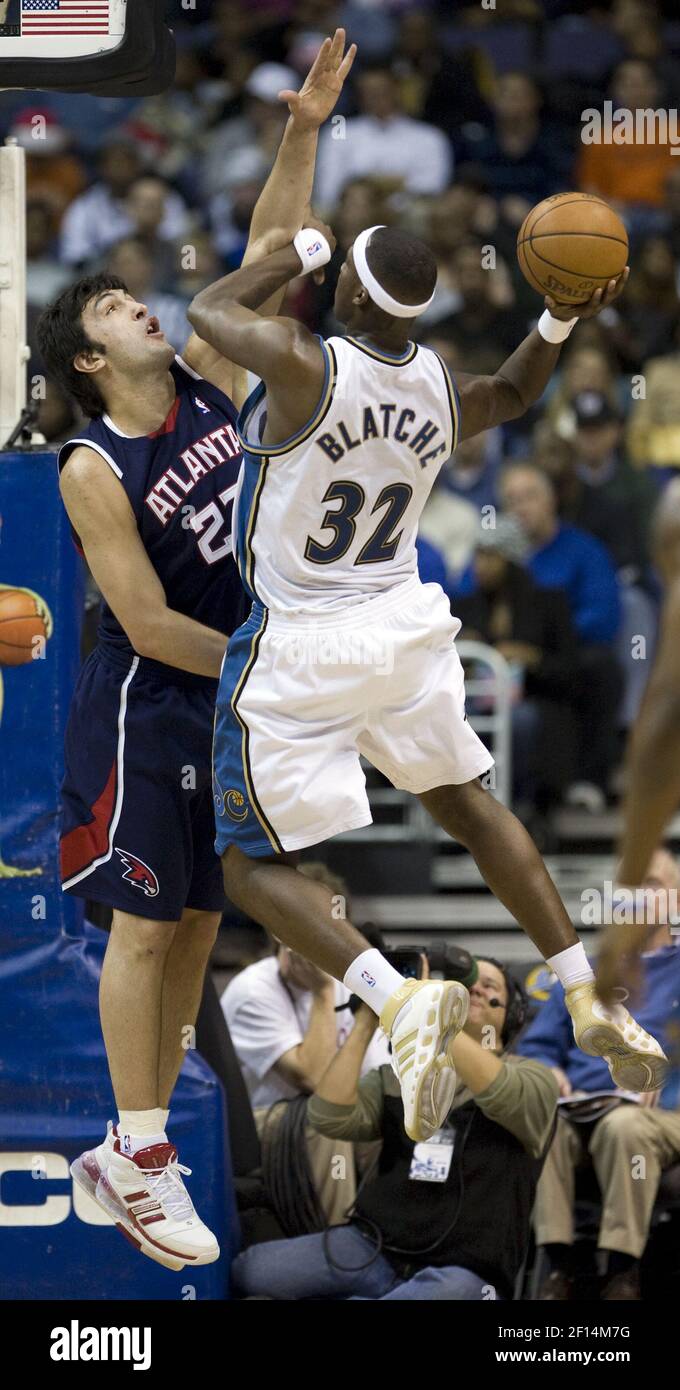 The Atlanta Hawks' Zaza Pachulia (27) tries to block a shot by the ...