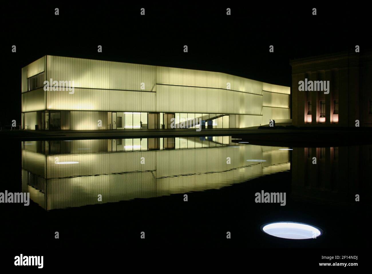 The translucent walls of the new Bloch Building at the Nelson-Atkins ...