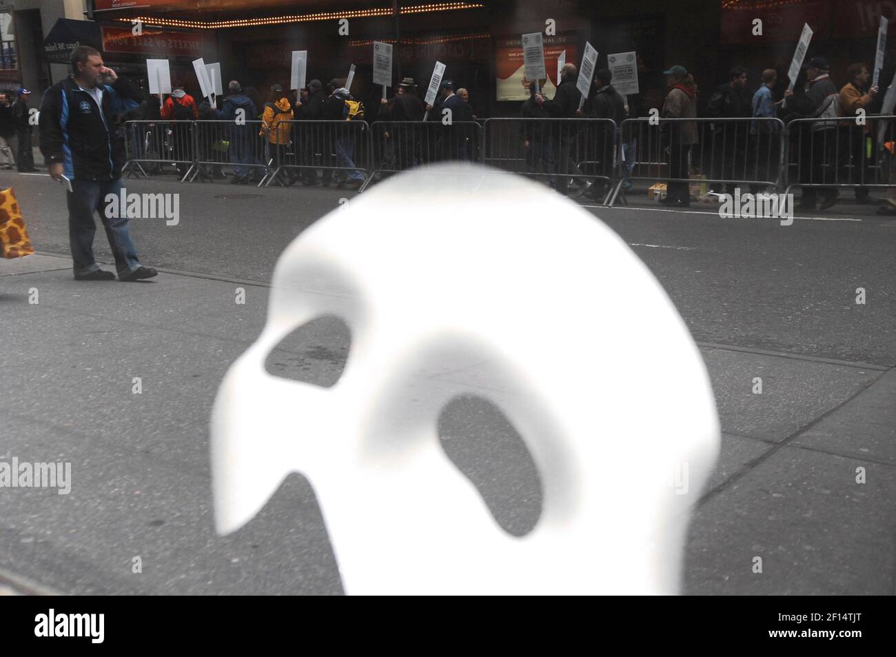 Stagehands theater usa hi-res stock photography and images - Alamy