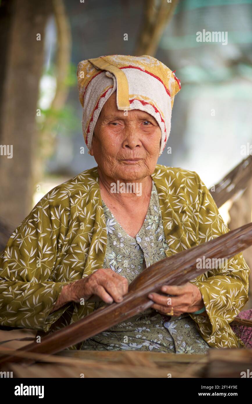 Elderly Vietnamese woman plaiting plam leaves, Tân Phong Island, Mekong ...