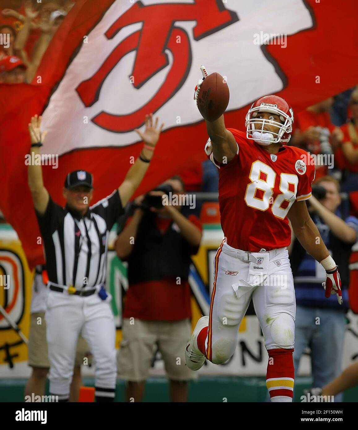 Kansas City Chiefs tight end Tony Gonzalez celebrates after his record ...