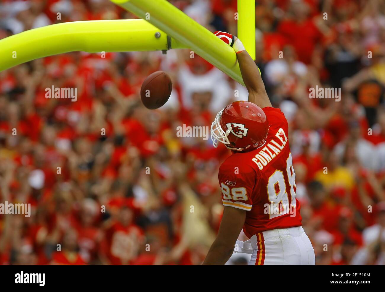 Kansas City Chiefs tight end Tony Gonzalez dunks the football over the ...