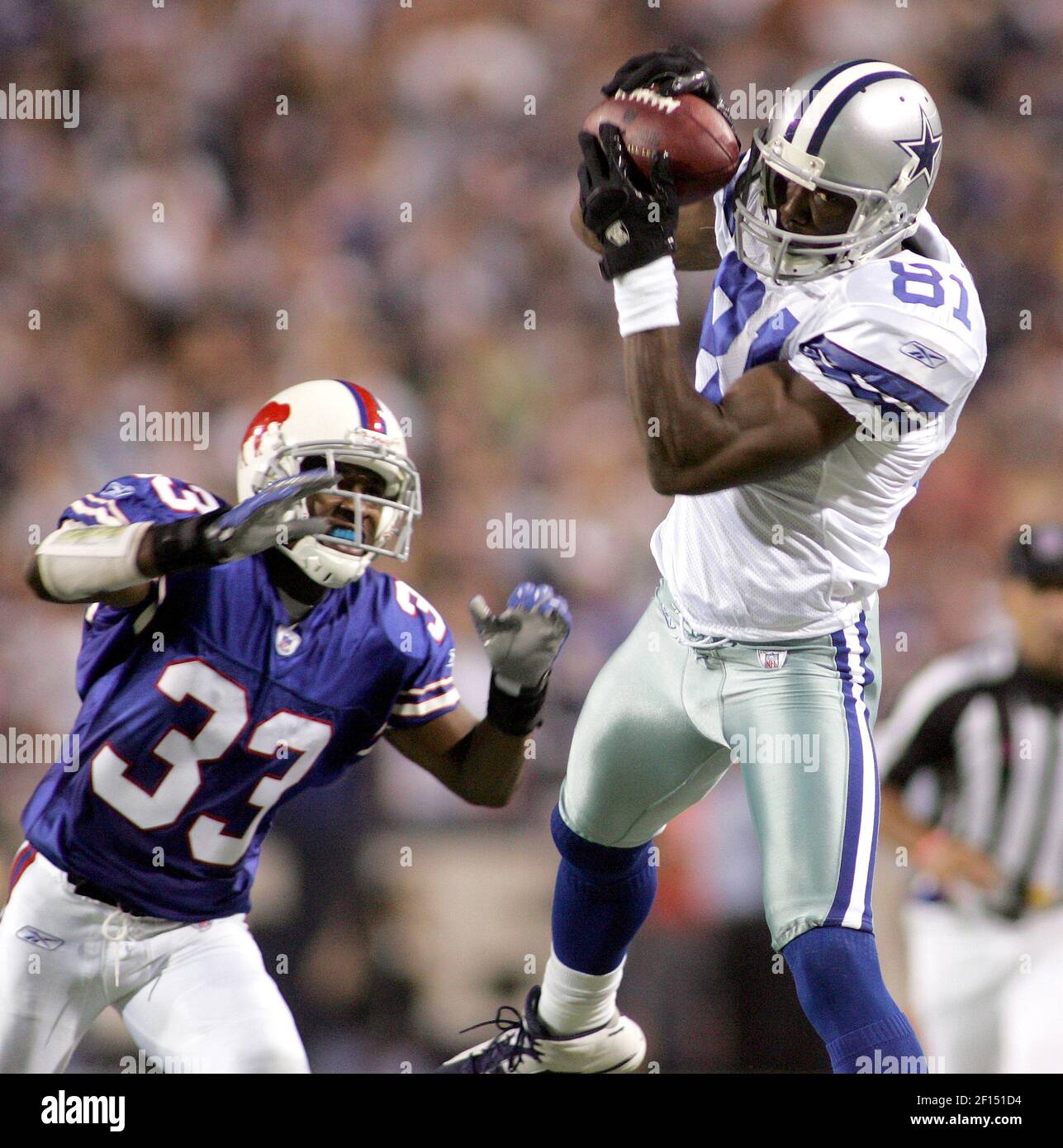 Dallas Cowboys Terrell Owens makes a catch in front of Buffalo Bills ...