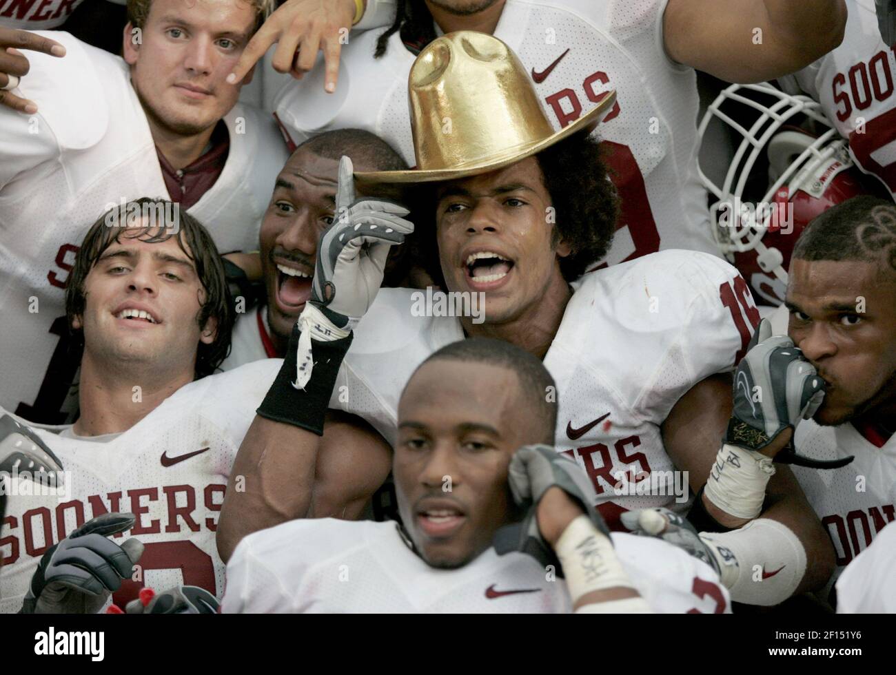 Golden hat trophy hi-res stock photography and images - Alamy