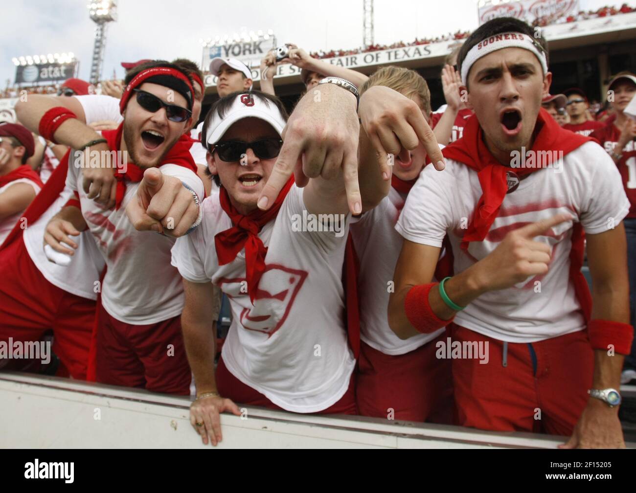 Oklahoma University "Soonermen" Jeremiah Johnson, Drew Slaton, and Alex ...