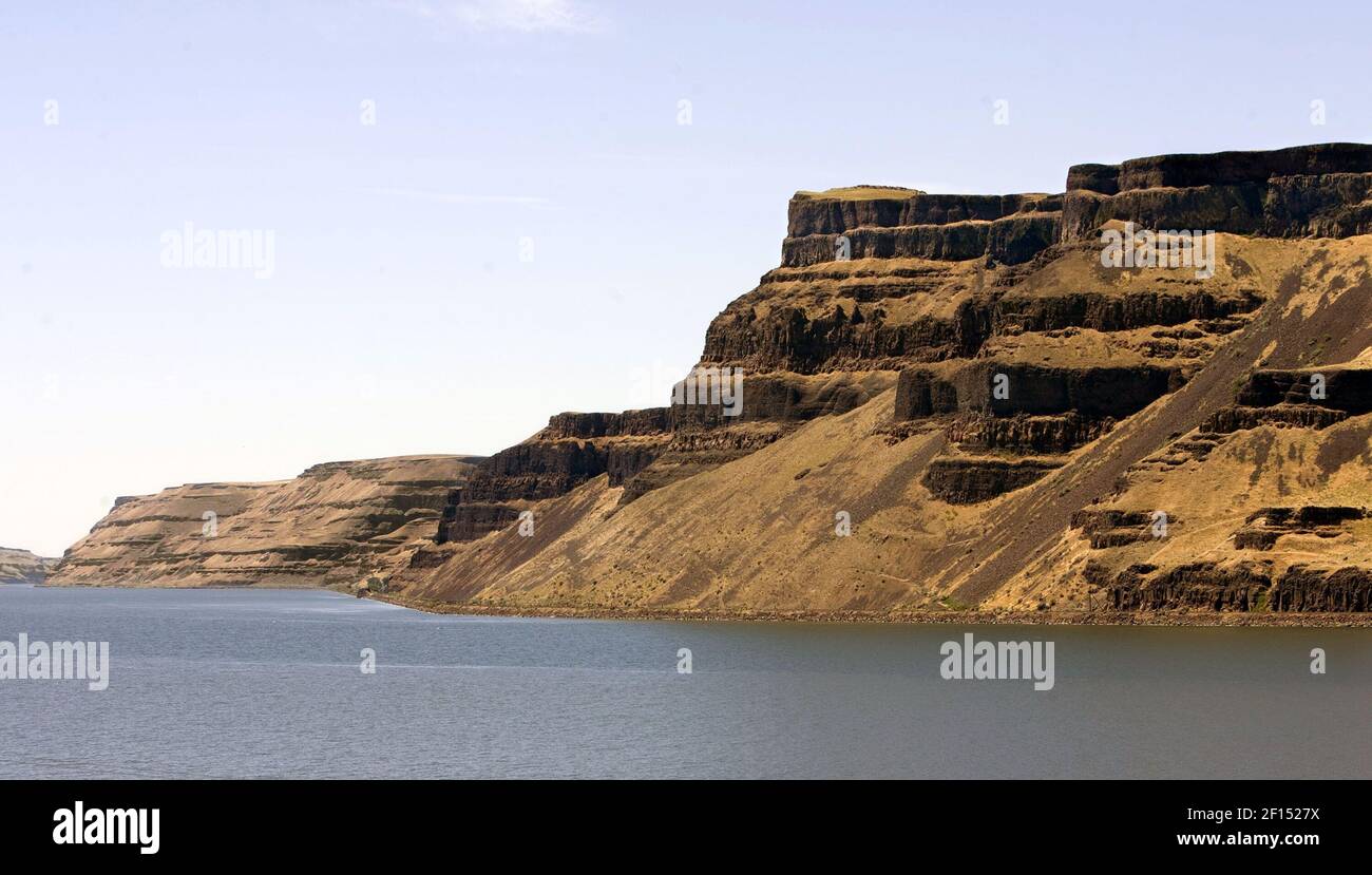 The Columbia River flows through Wallula Gap in southern Washington ...