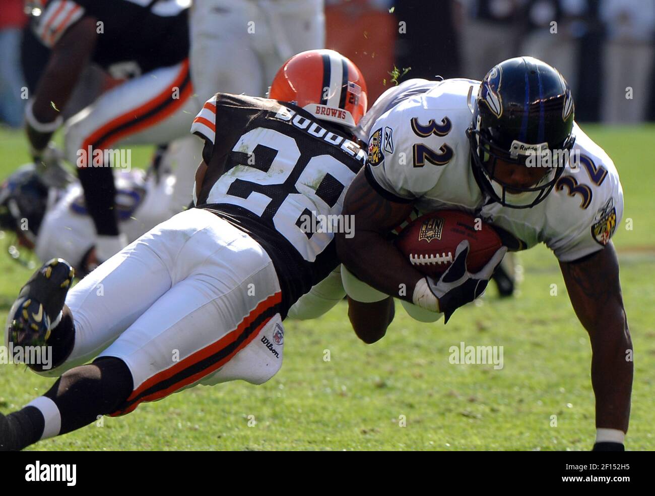 The Cleveland Browns' Leigh Bodden (28) tackles Baltimore Ravens ball ...