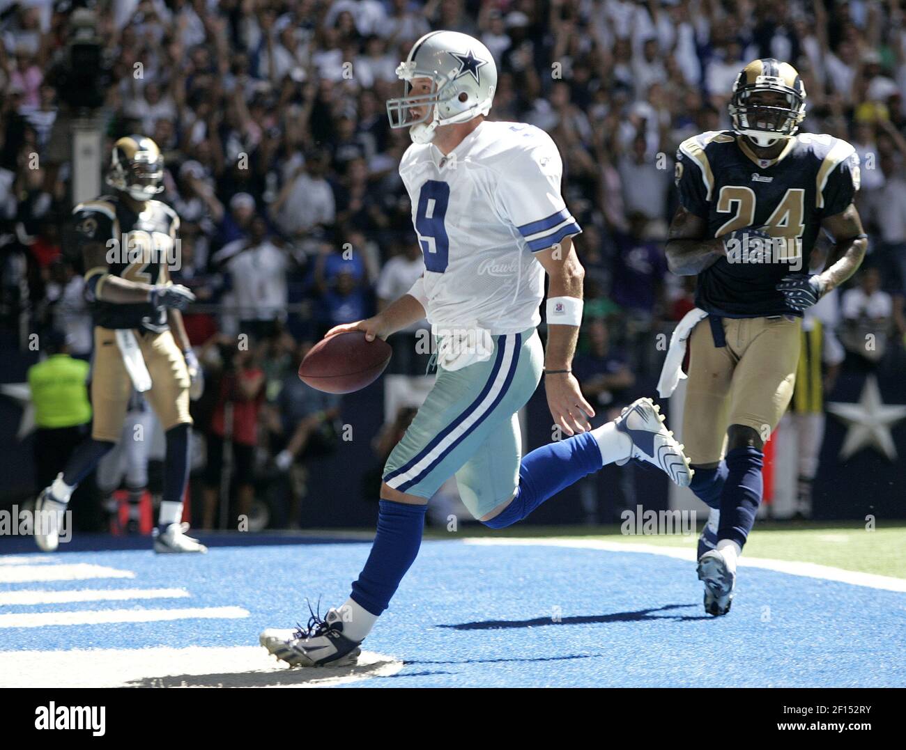 Dallas Cowboys quarterback Tony Romo runs for the end zone to score a ...