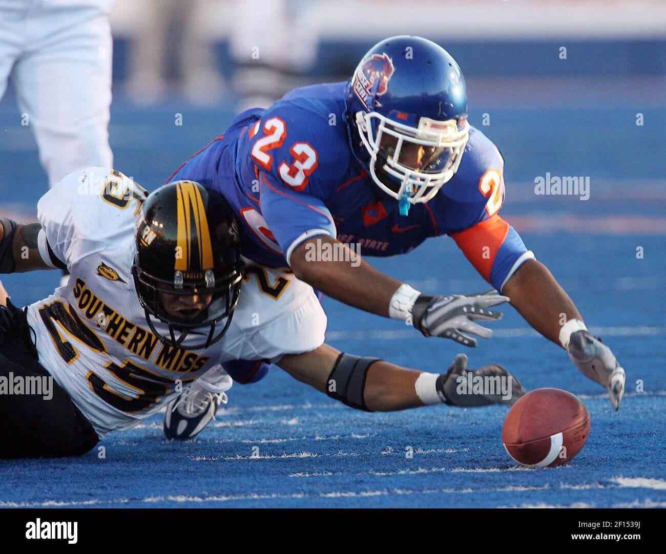 Boise State safety Jeron Johnson (23) recovers a fumble in Southern ...