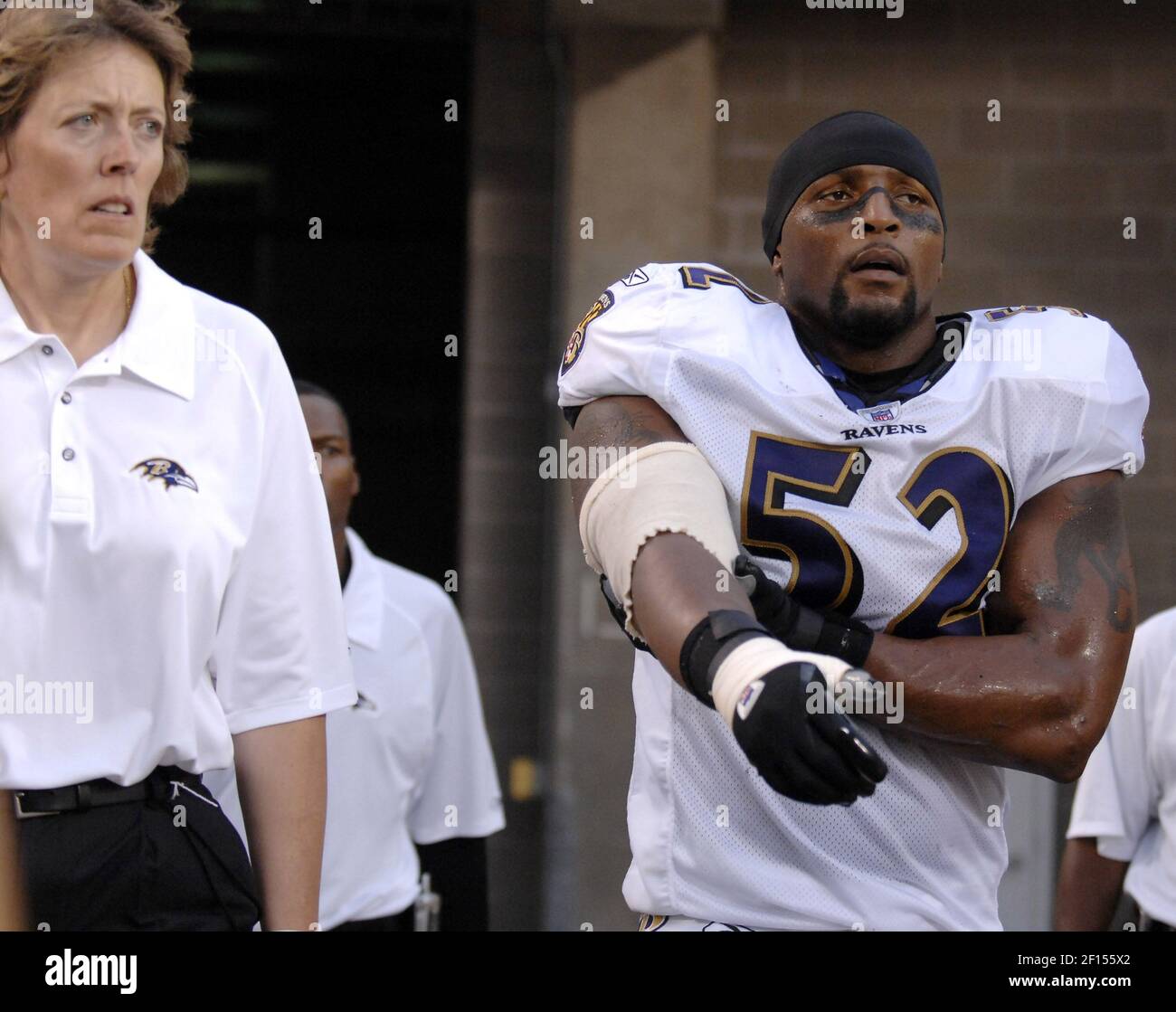 Baltimore Ravens linebacker Ray Lewis (52) exits the locker room with a ...