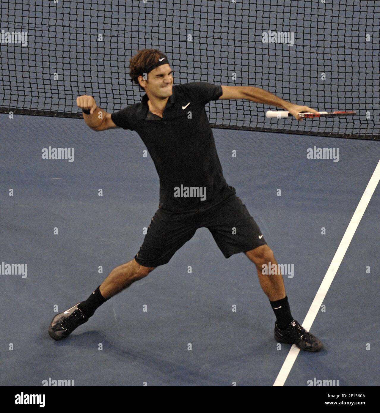 Roger Federer celebrates his victory over Novak Djokovic in the men's ...