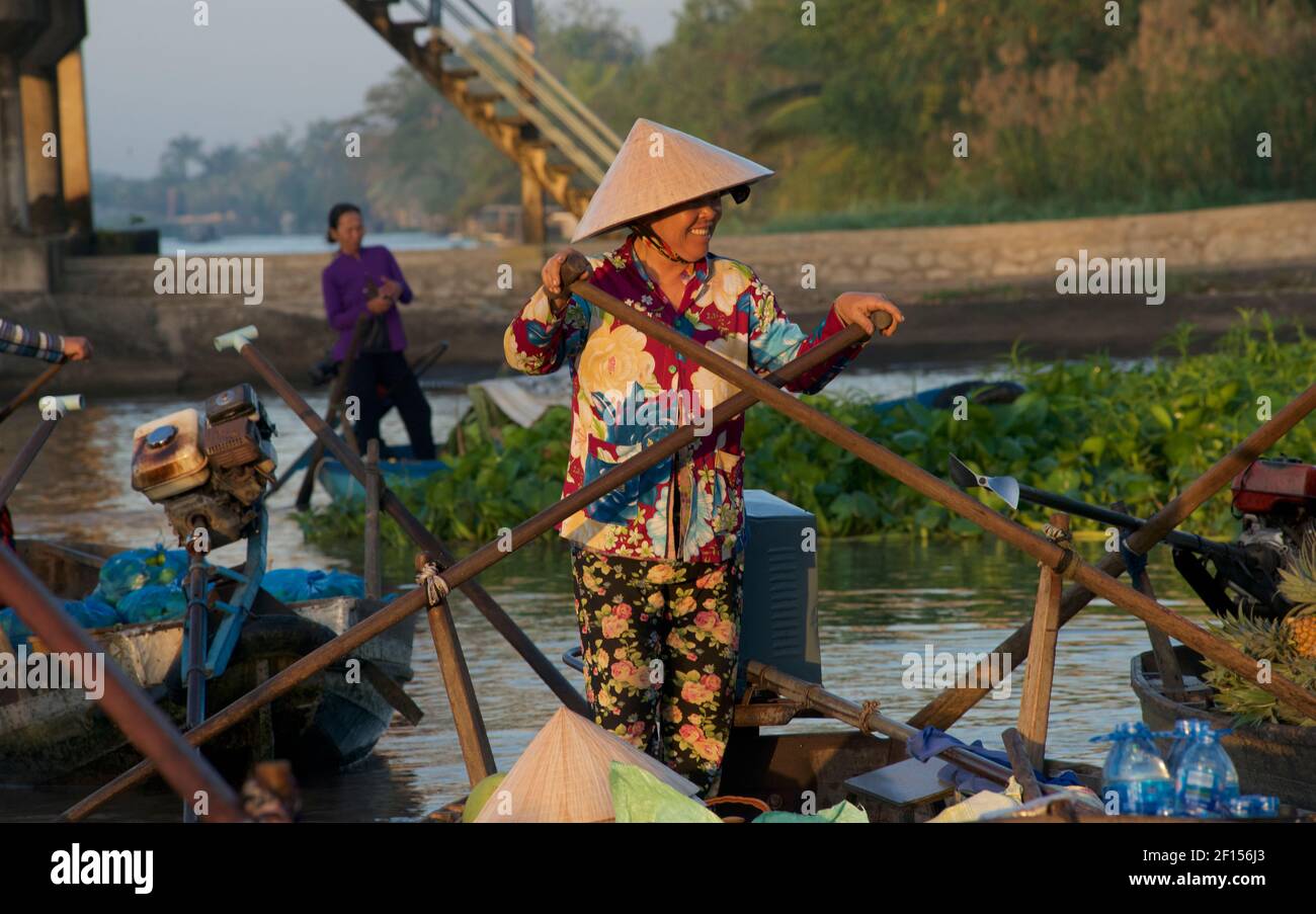 Women in boats phong hi-res stock photography and images - Alamy
