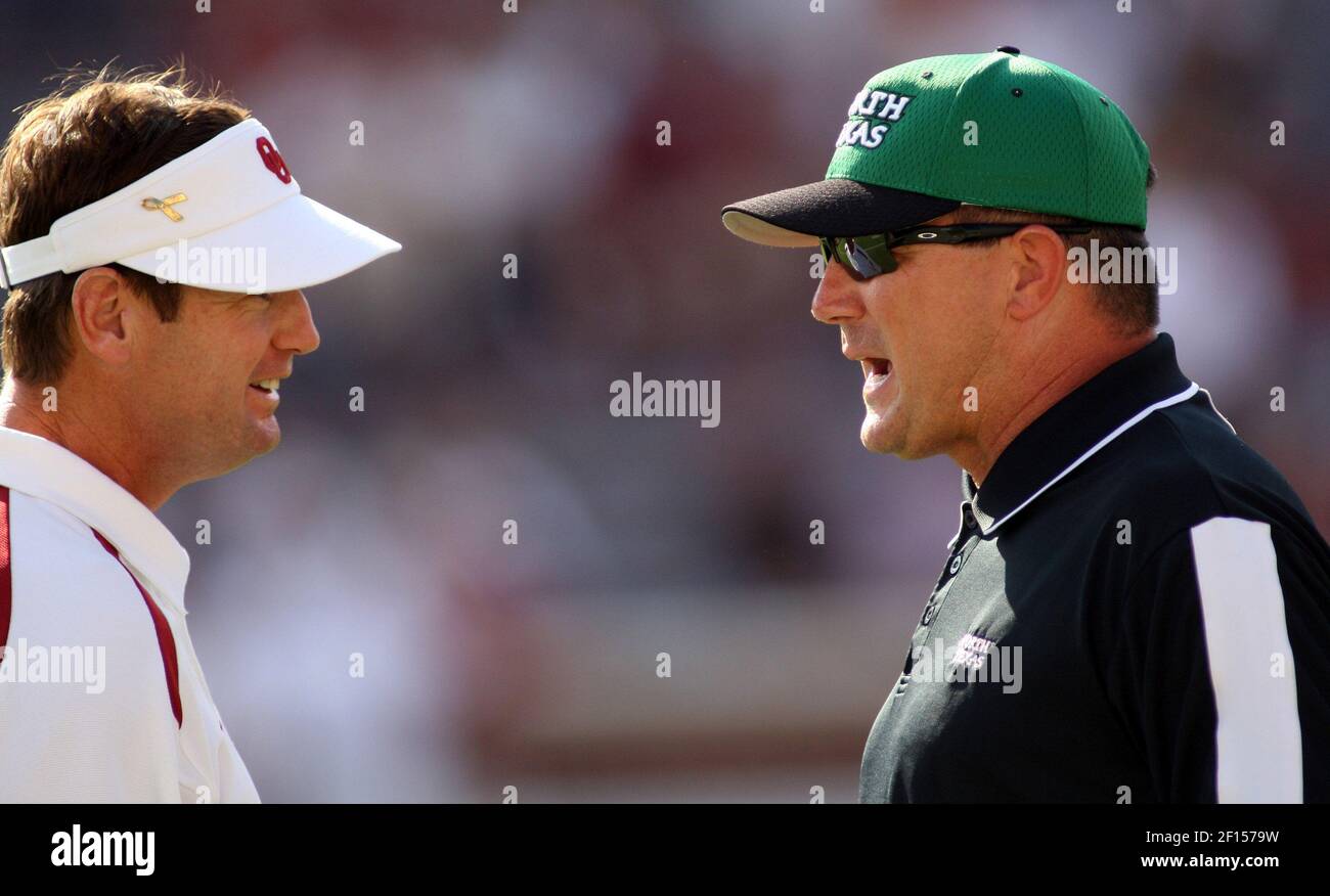 Oklahoma head coach Bob Stoops (left) and new North Texas head coach ...