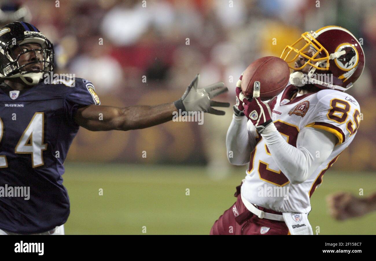 The Washington Redskins' Santana Moss (89) pulls in a pass in front of ...