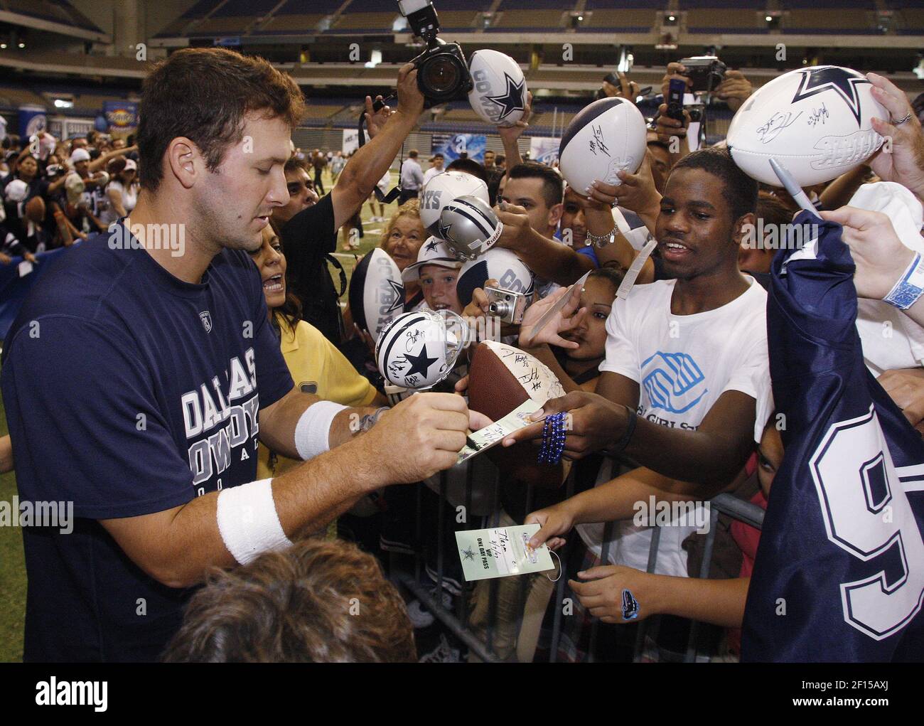 Dallas Cowboys quarterback Tony Romo signs autographs for fans after ...