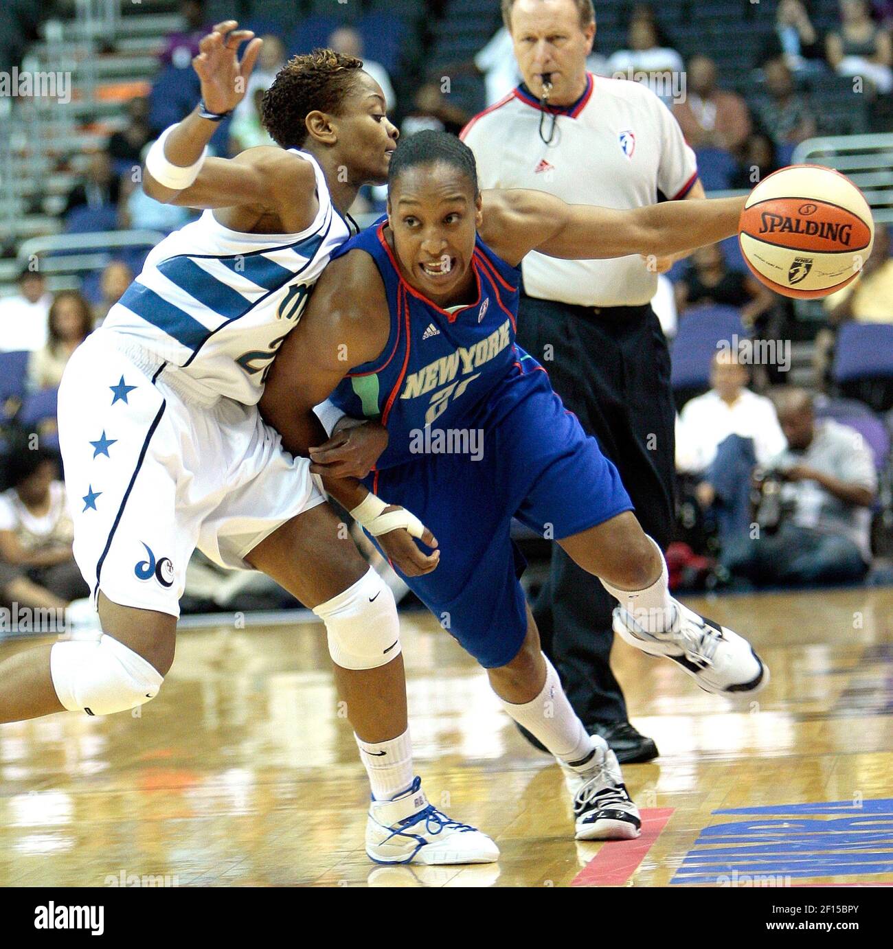 New York Liberty Loree Moore (21) drives past Washington Mystics Alana ...
