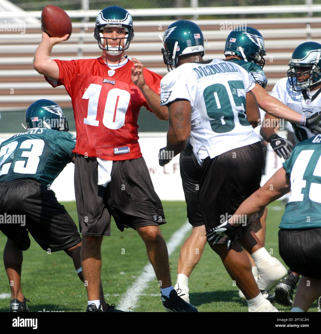 Philadelphia Eagles quarterback Kelly Holcomb throws during training ...