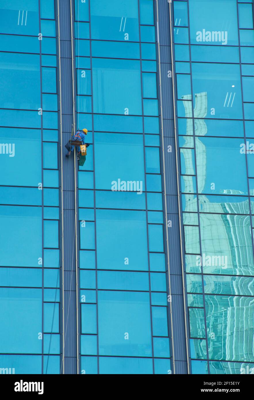 Skyscraper window cleaner hi-res stock photography and images - Alamy