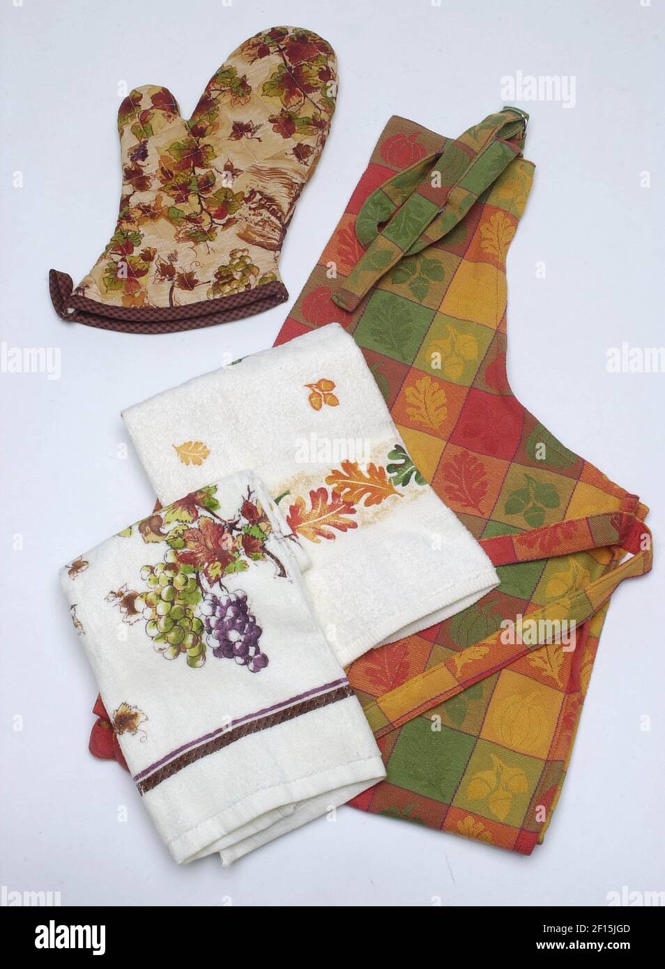 This holiday apron set with towels and oven mitt make a comeback as ...