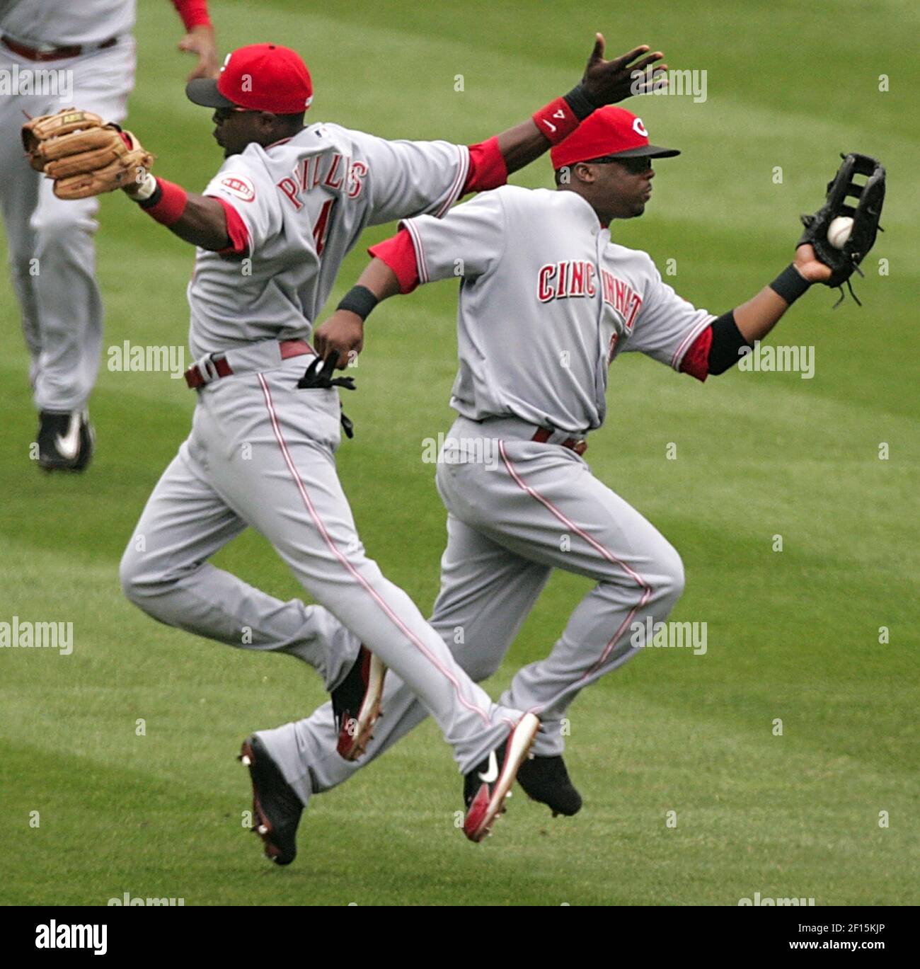 Cincinnati Reds shortstop Brandon Phillips (left) avoids a collision ...