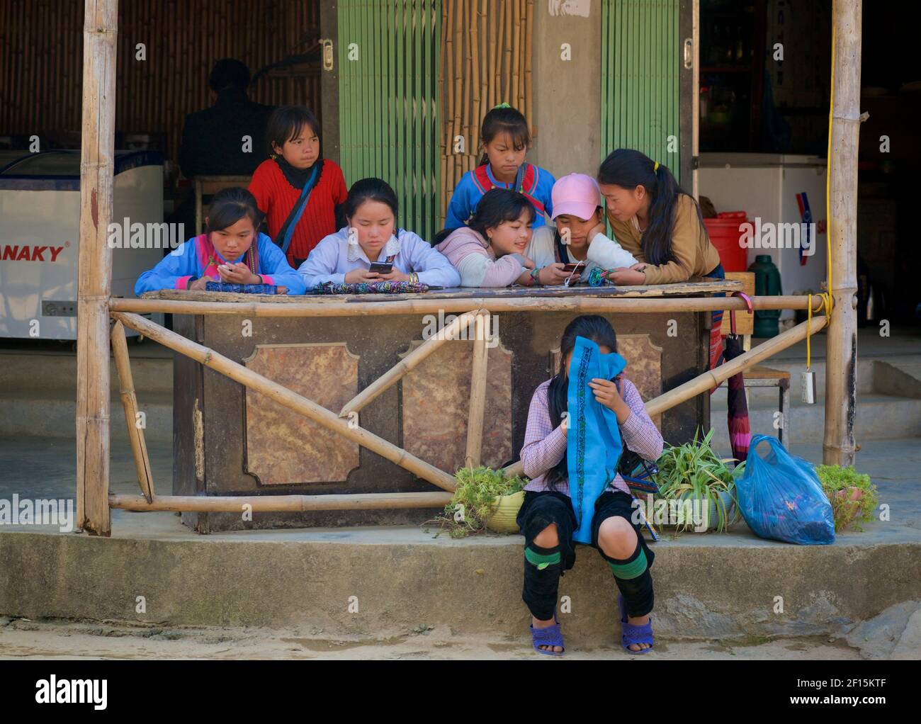 Girls cellphones table hi-res stock photography and images - Alamy