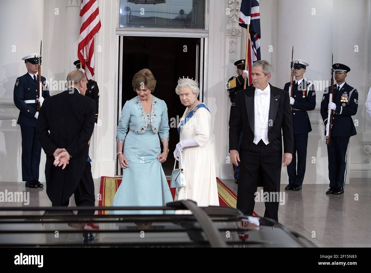 President George Bush and first lady Laura Bush greet Queen Elizabeth ...