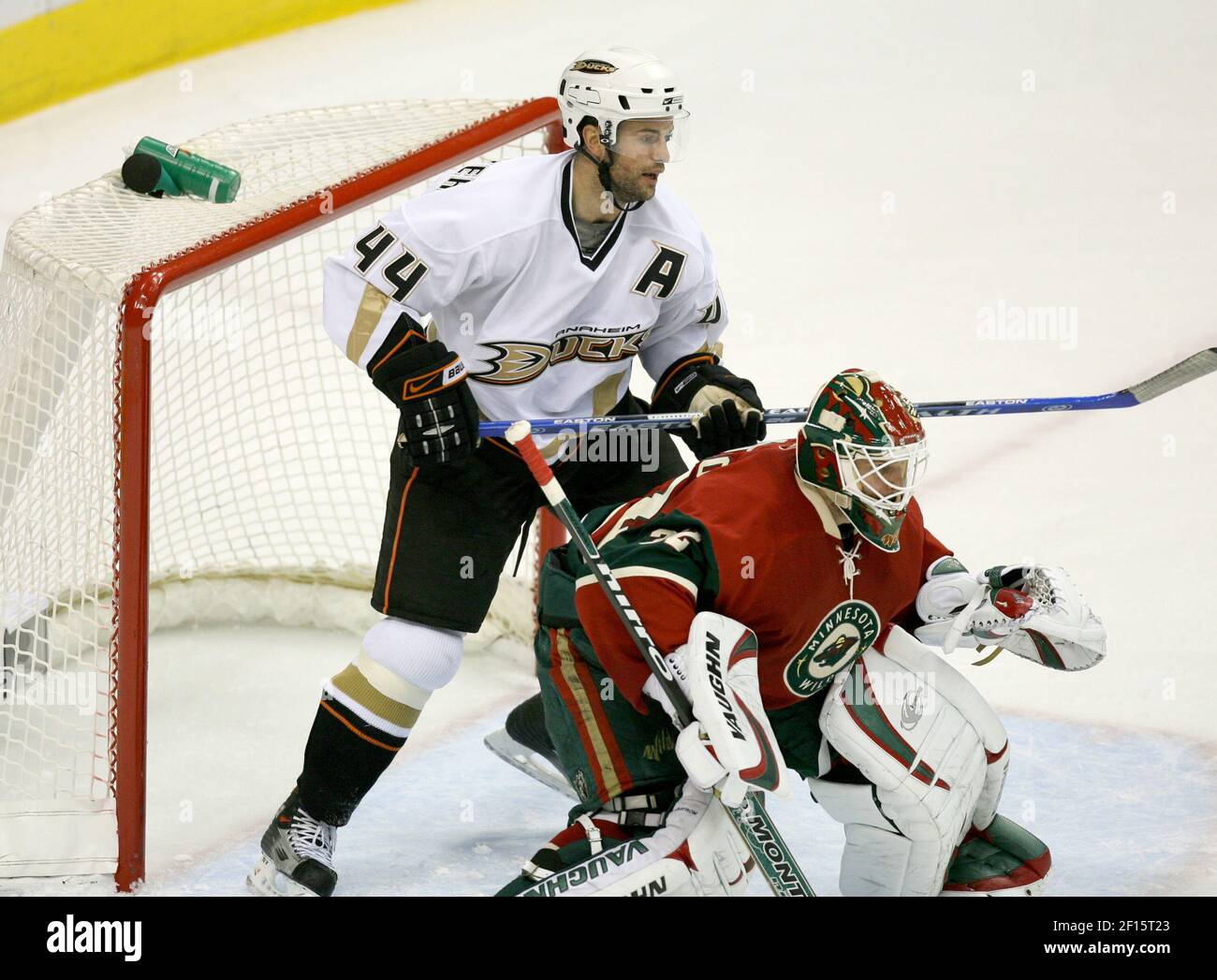 Anaheim Mighty Ducks' Rob Niedermayer sneaks behind Minnesota Wild ...