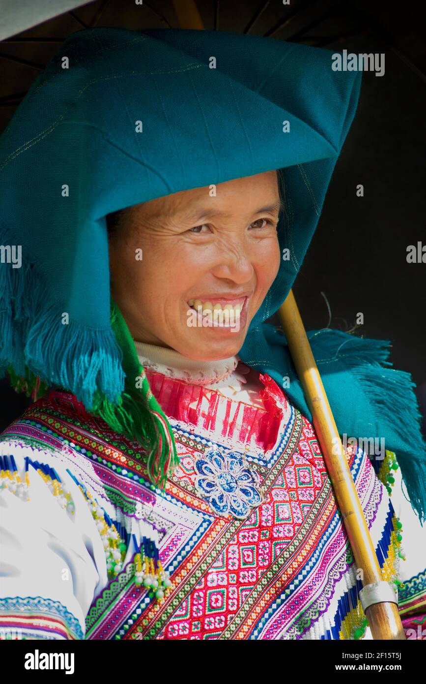 Indigenous costume hi-res stock photography and images - Alamy
