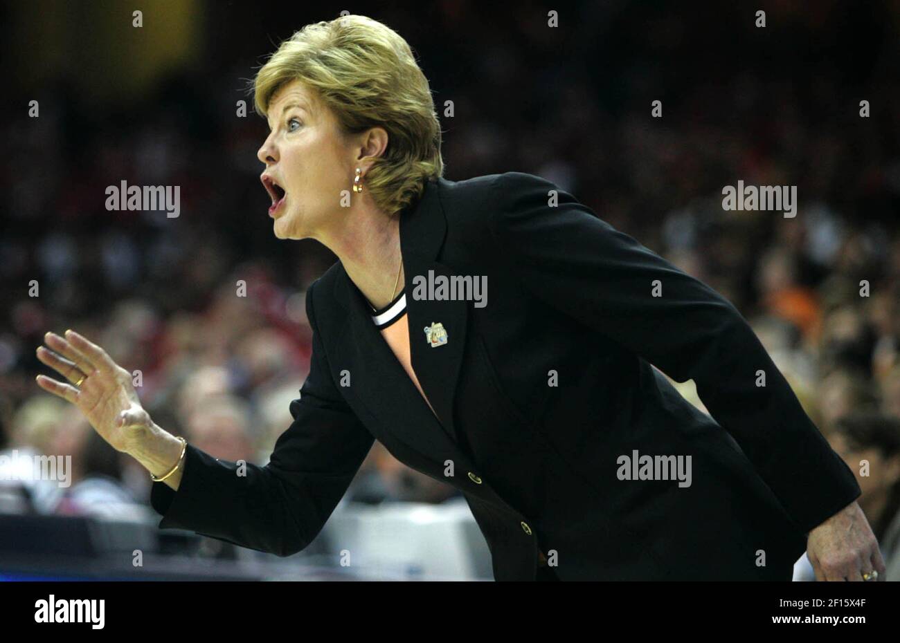 Tennessee head coach Pat Summitt shouts instructions to her players ...