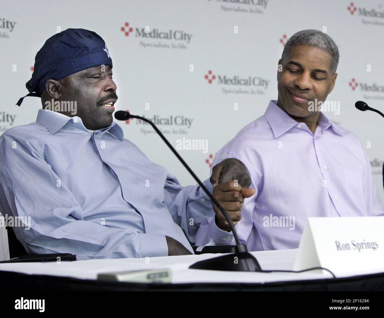 Former Dallas Cowboys' Ron Springs (left) and Everson Walls touch hands ...