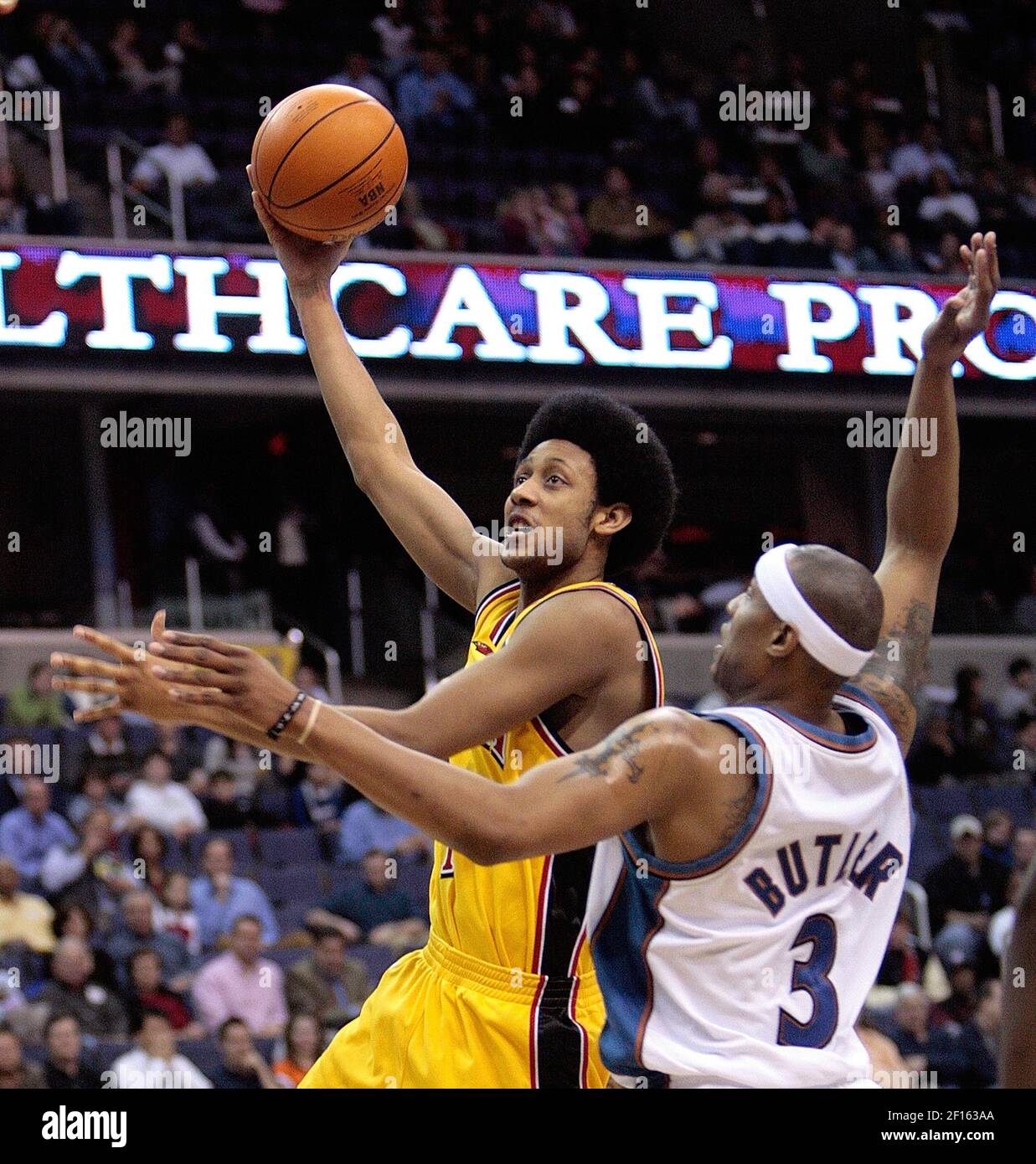 Atlanta Hawks Josh Childress (1) shoots over Washington Wizards Caron ...