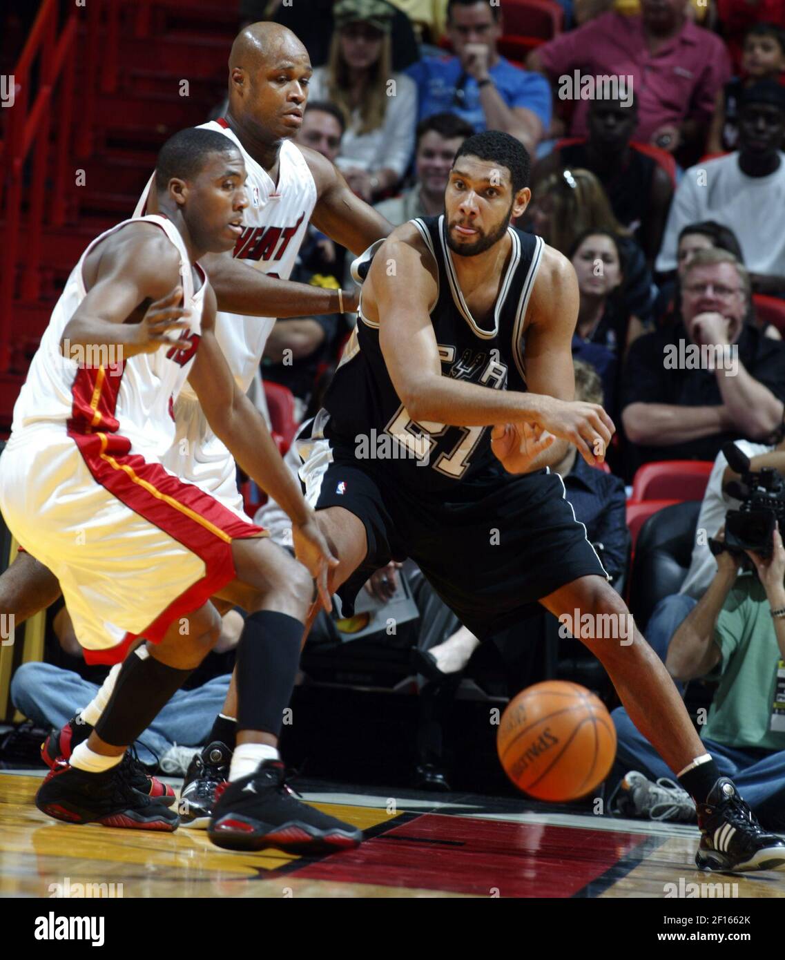 Miami Heat's Eddie Jones, left, and Antoine Walker defend against San ...