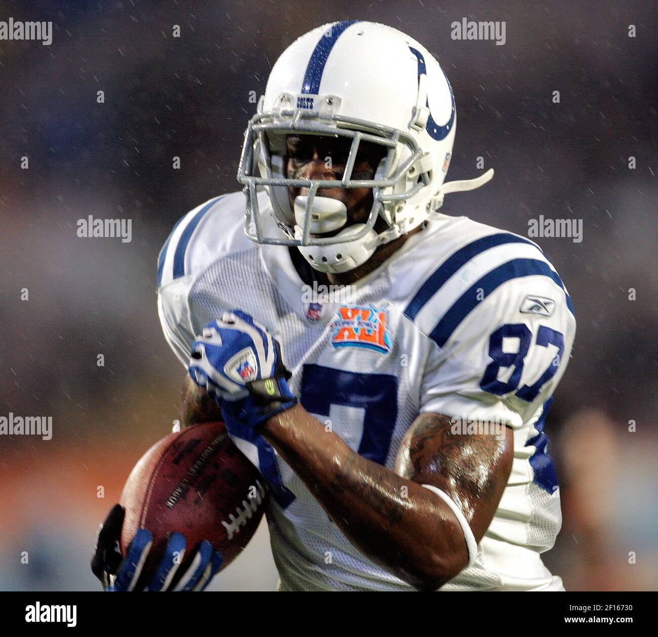The Indianapolis Colts' Reggie Wayne (87) breaks away on a long pass ...