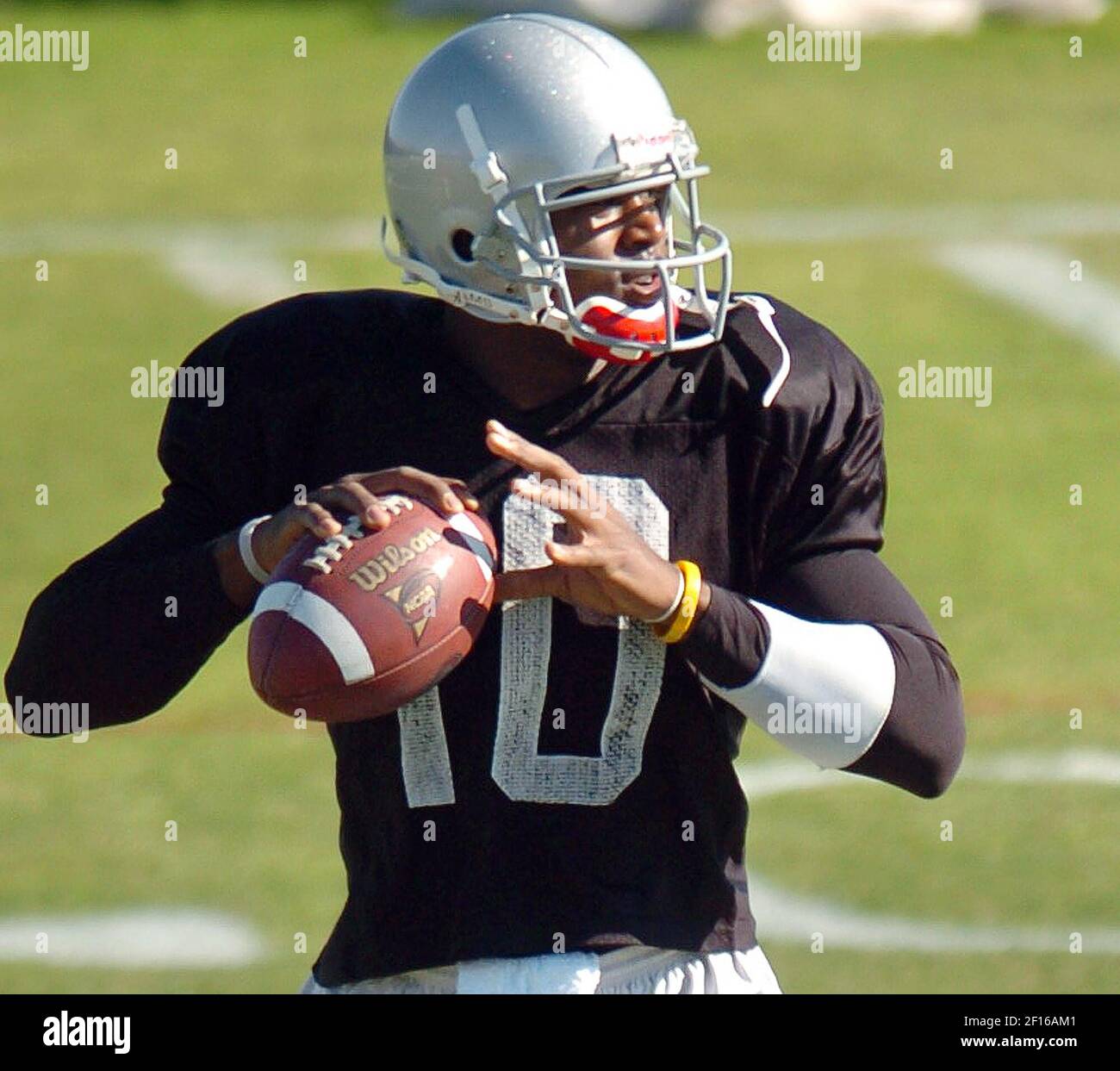Ohio State quarterback Troy Smith throws during practice at Pinnacle ...