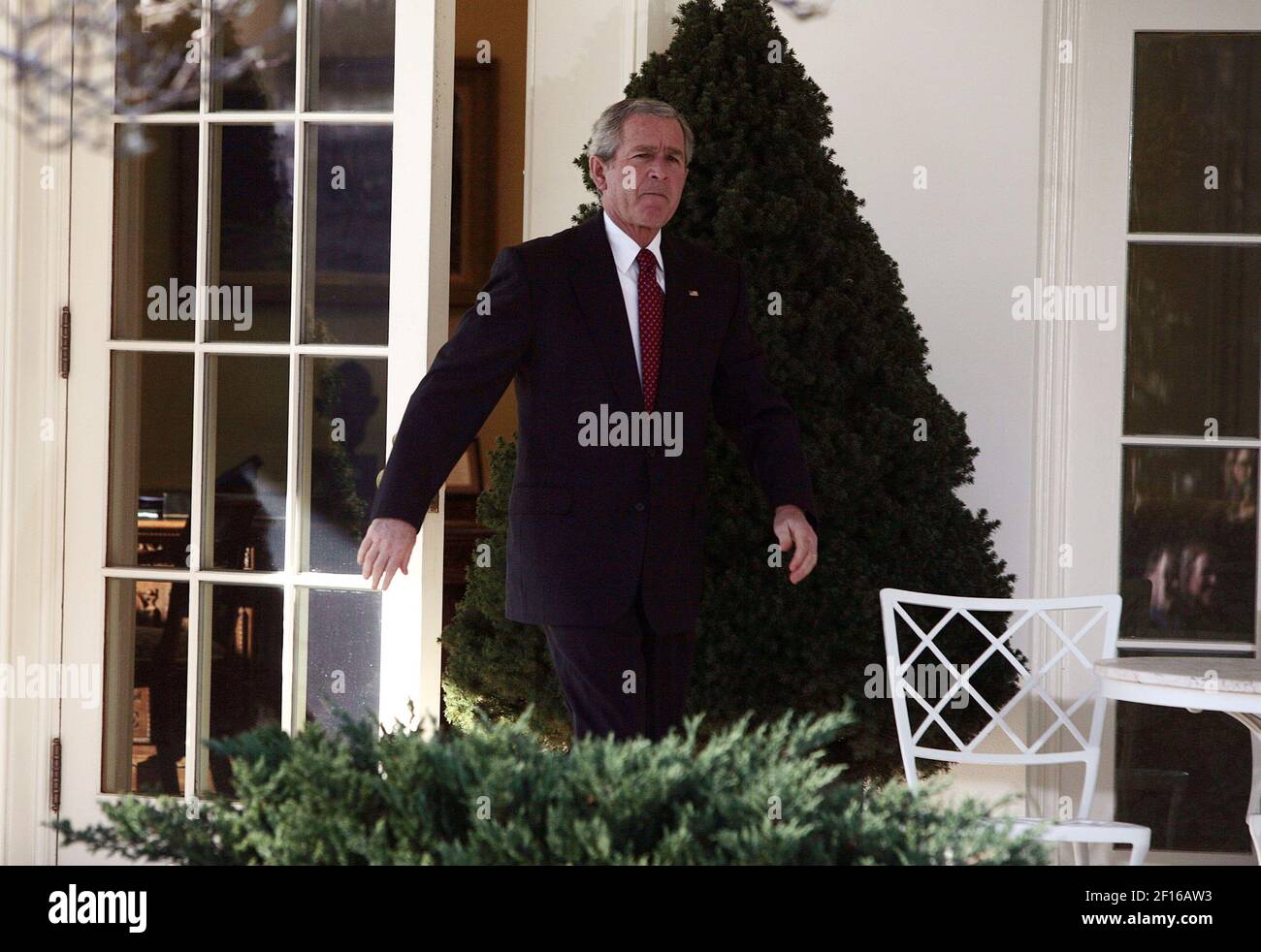 President george w bush oval cabinet hi-res stock photography and ...