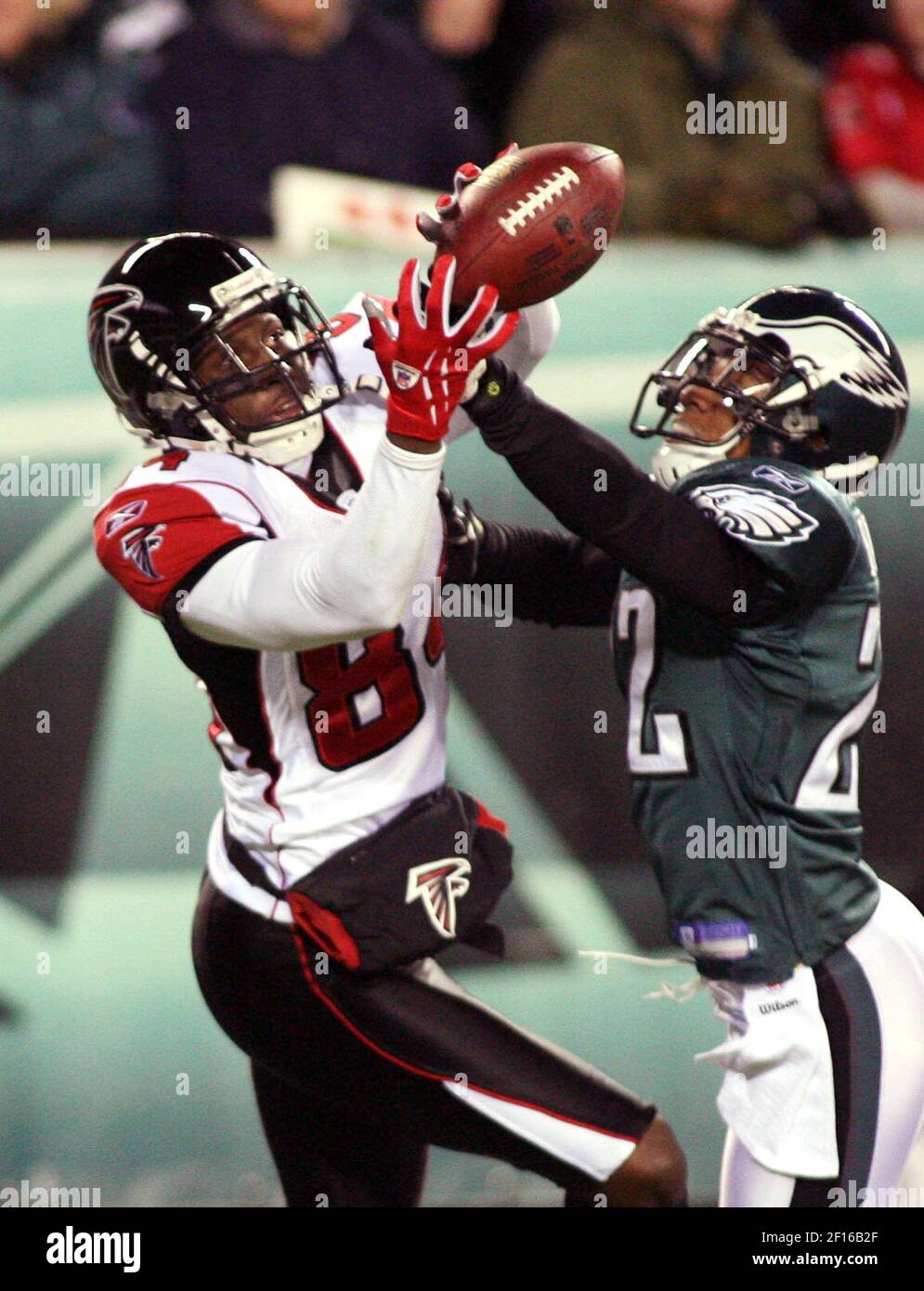Atlanta Falcons wide receiver Roddy White (84) can't bring down a catch ...