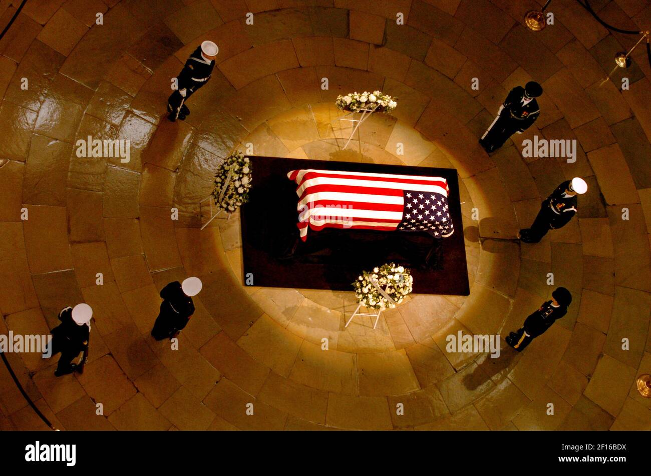 The casket of President Gerald R. Ford lies in state in the Rotunda of ...
